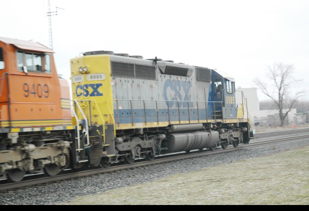 CSX 8885, East on CSX
